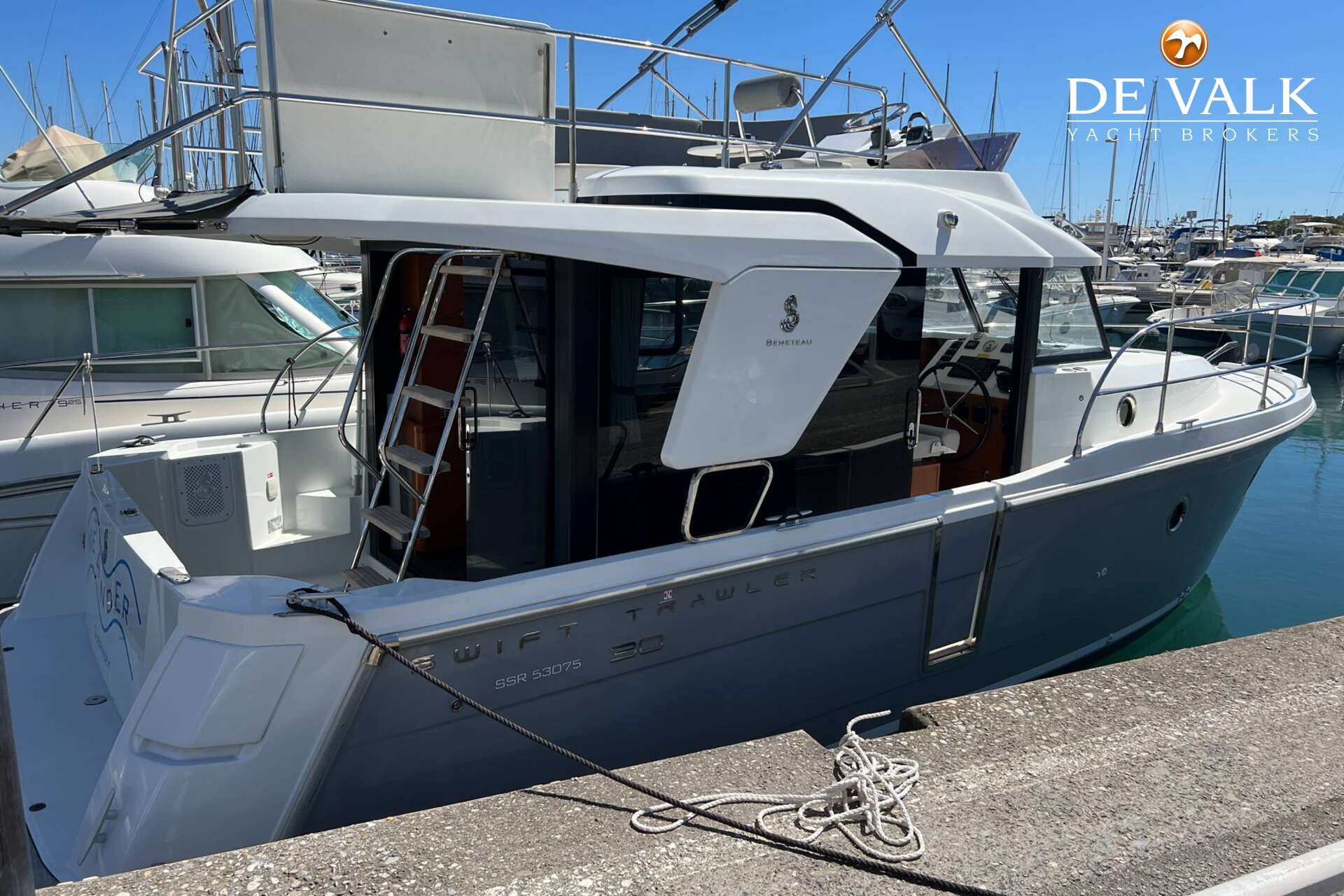 BENETEAU SWIFT TRAWLER 30 motor yacht for sale | De Valk Yacht broker