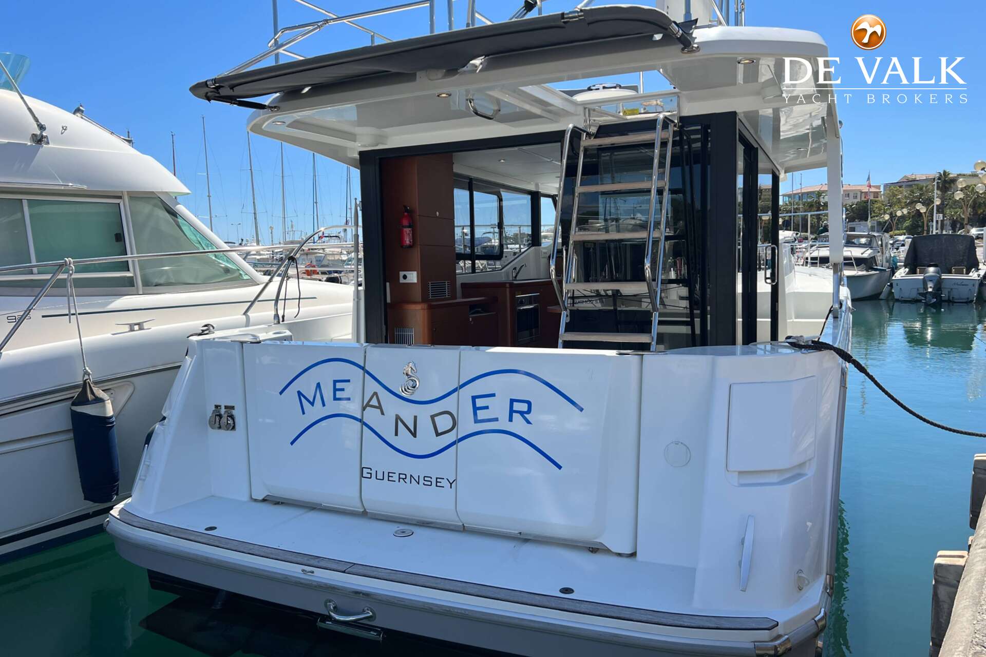 BENETEAU SWIFT TRAWLER 30 motor yacht for sale | De Valk Yacht broker