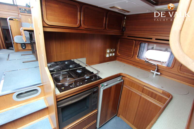 BROOM OCEAN 40 motor yacht for sale | De Valk Yacht broker