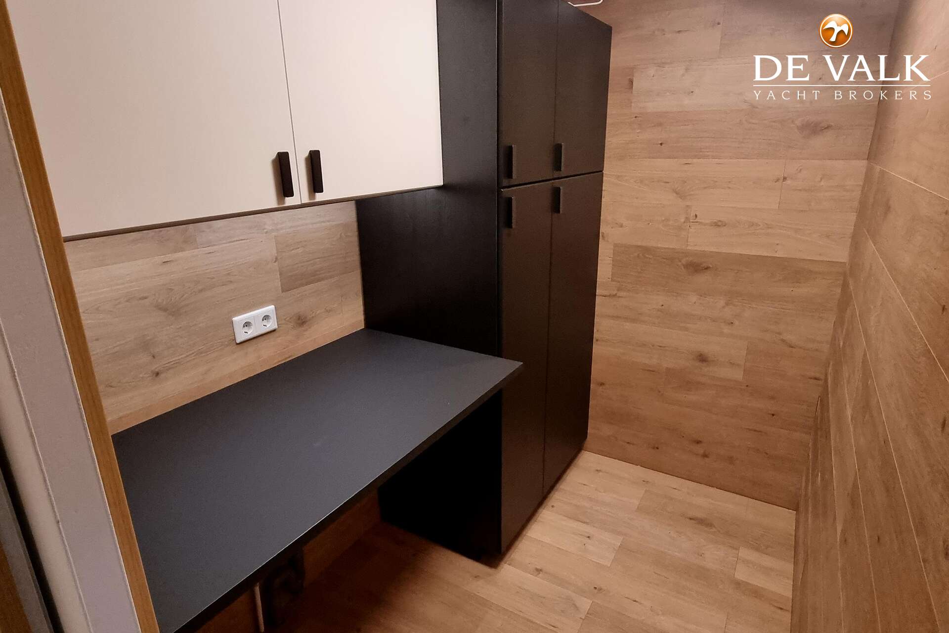 COVERED 22 MTR BERTH INCLUDING STUDIO motor yacht for sale | De Valk ...