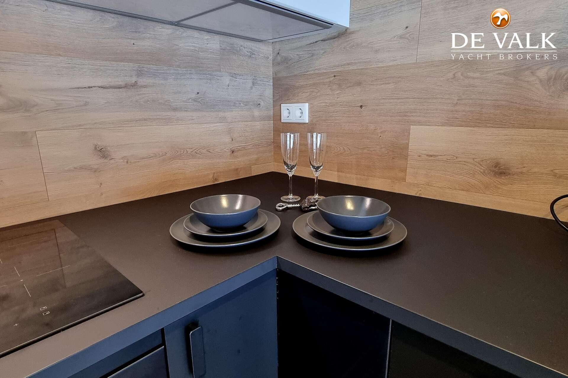 COVERED 22 MTR BERTH INCLUDING STUDIO motor yacht for sale | De Valk ...