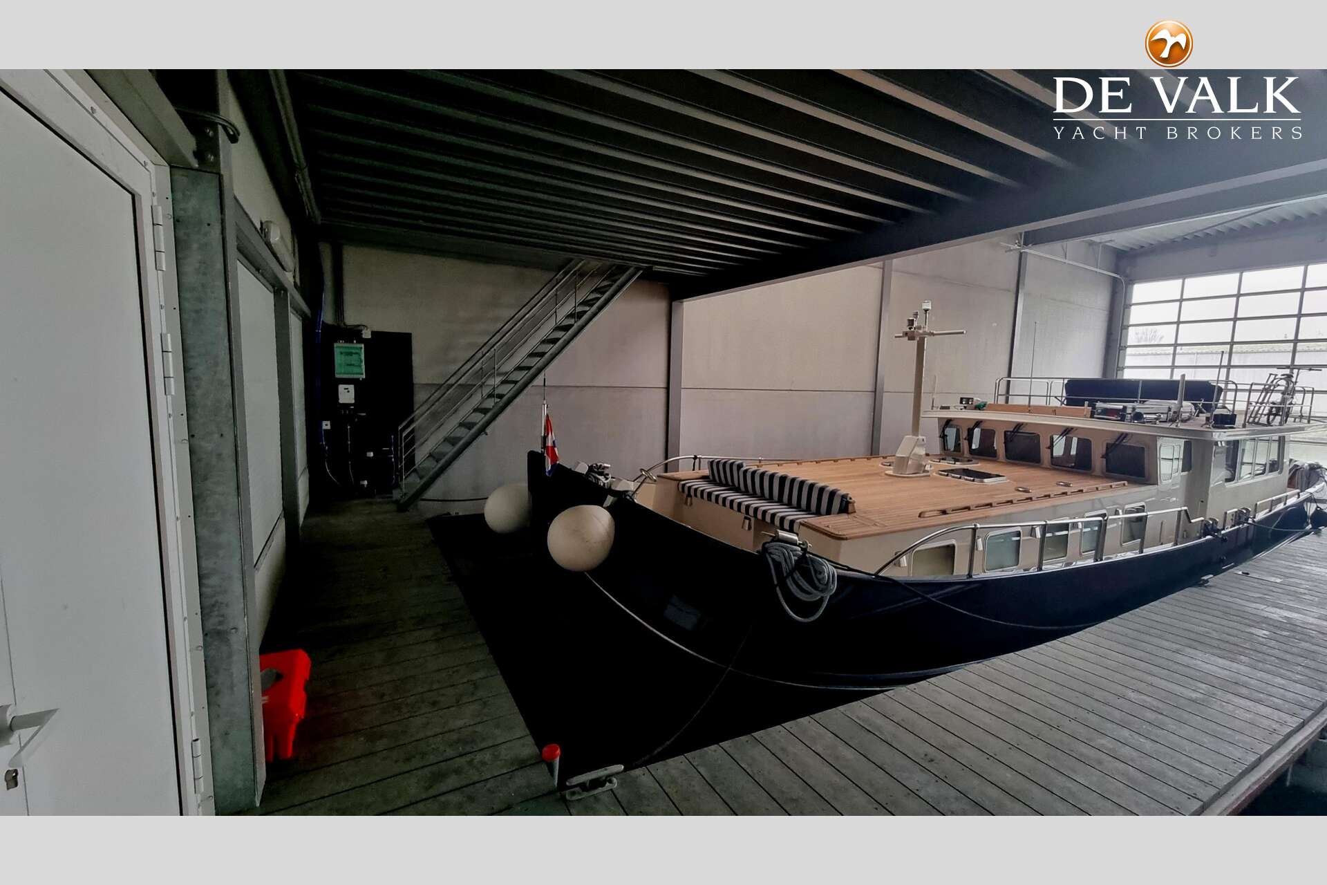 COVERED 22 MTR BERTH INCLUDING STUDIO motor yacht for sale | De Valk ...