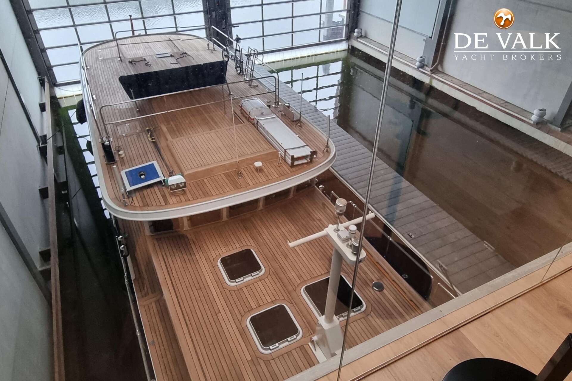 COVERED 22 MTR BERTH INCLUDING STUDIO motor yacht for sale | De Valk ...