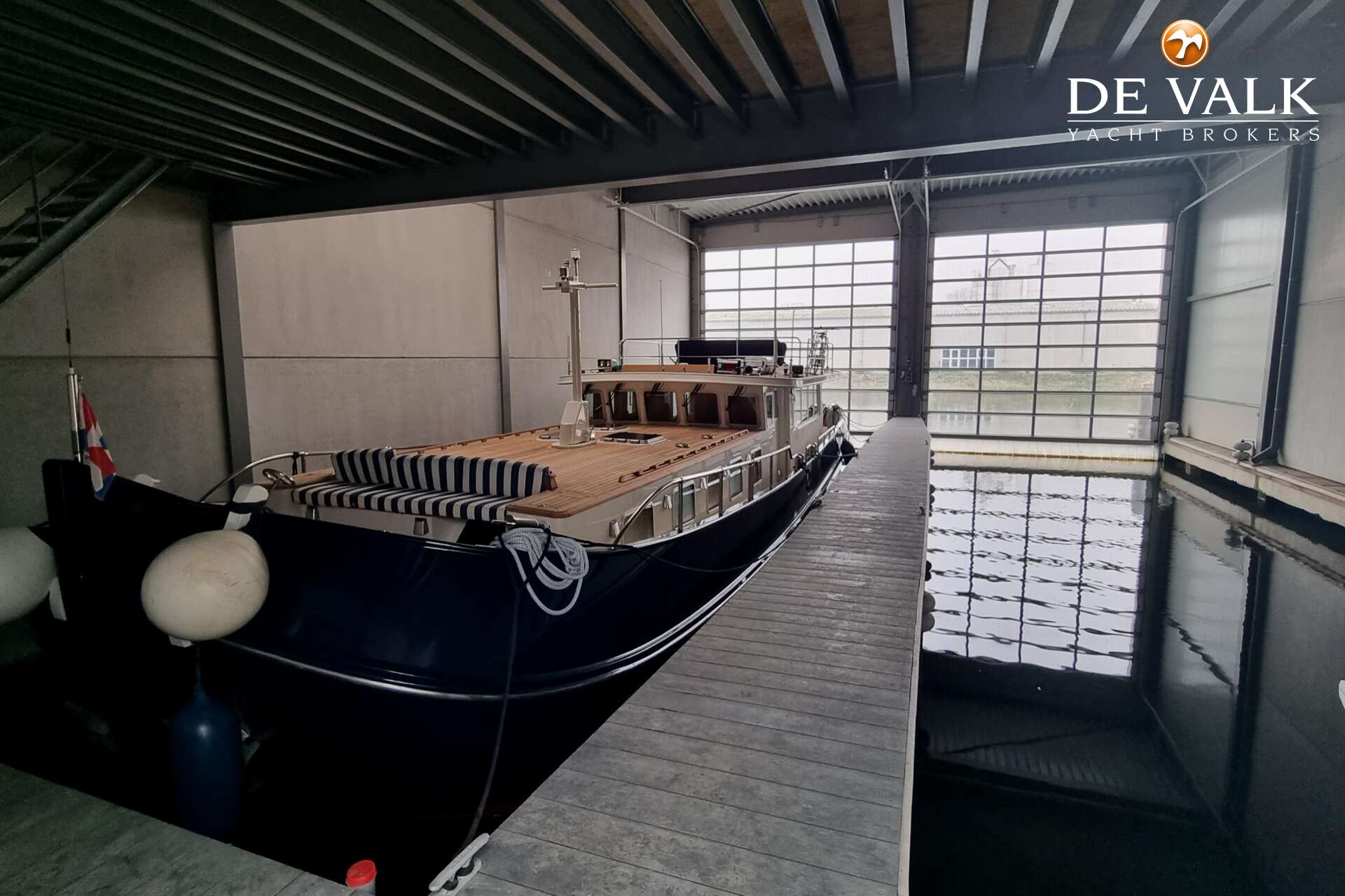 COVERED 22 MTR BERTH INCLUDING STUDIO motor yacht for sale | De Valk ...