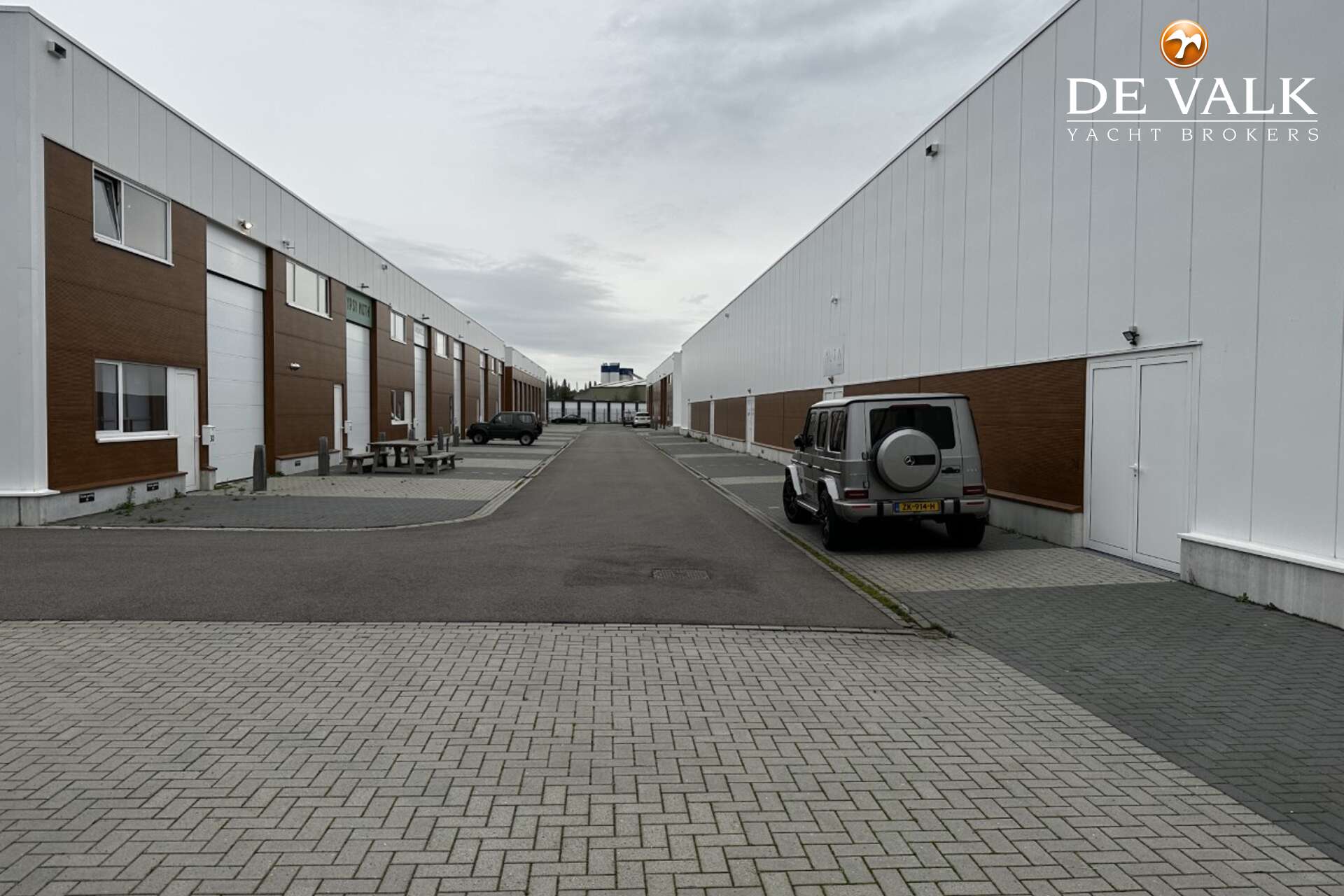 COVERED 22 MTR BERTH INCLUDING STUDIO motor yacht for sale | De Valk ...