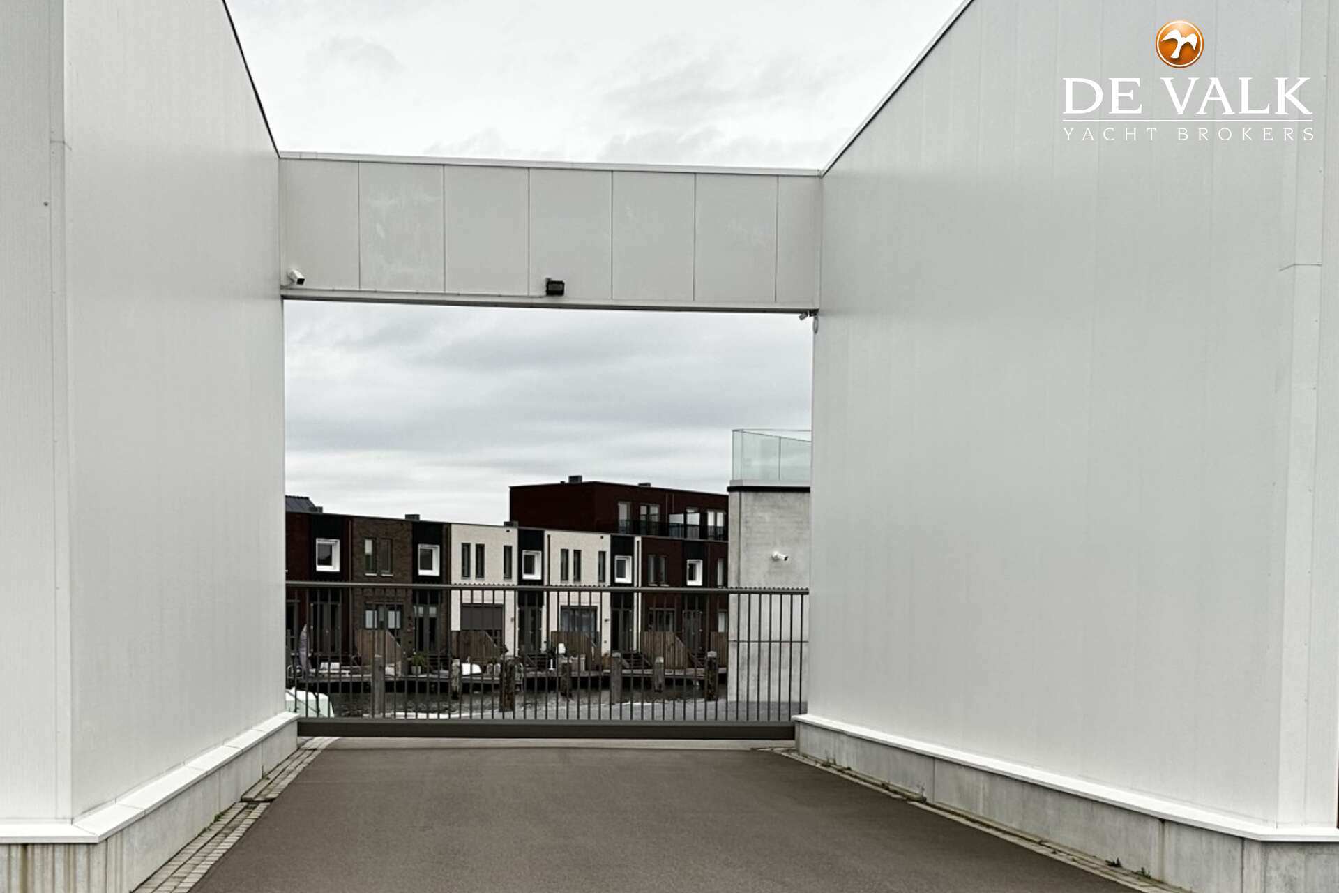 COVERED 22 MTR BERTH INCLUDING STUDIO motor yacht for sale | De Valk ...