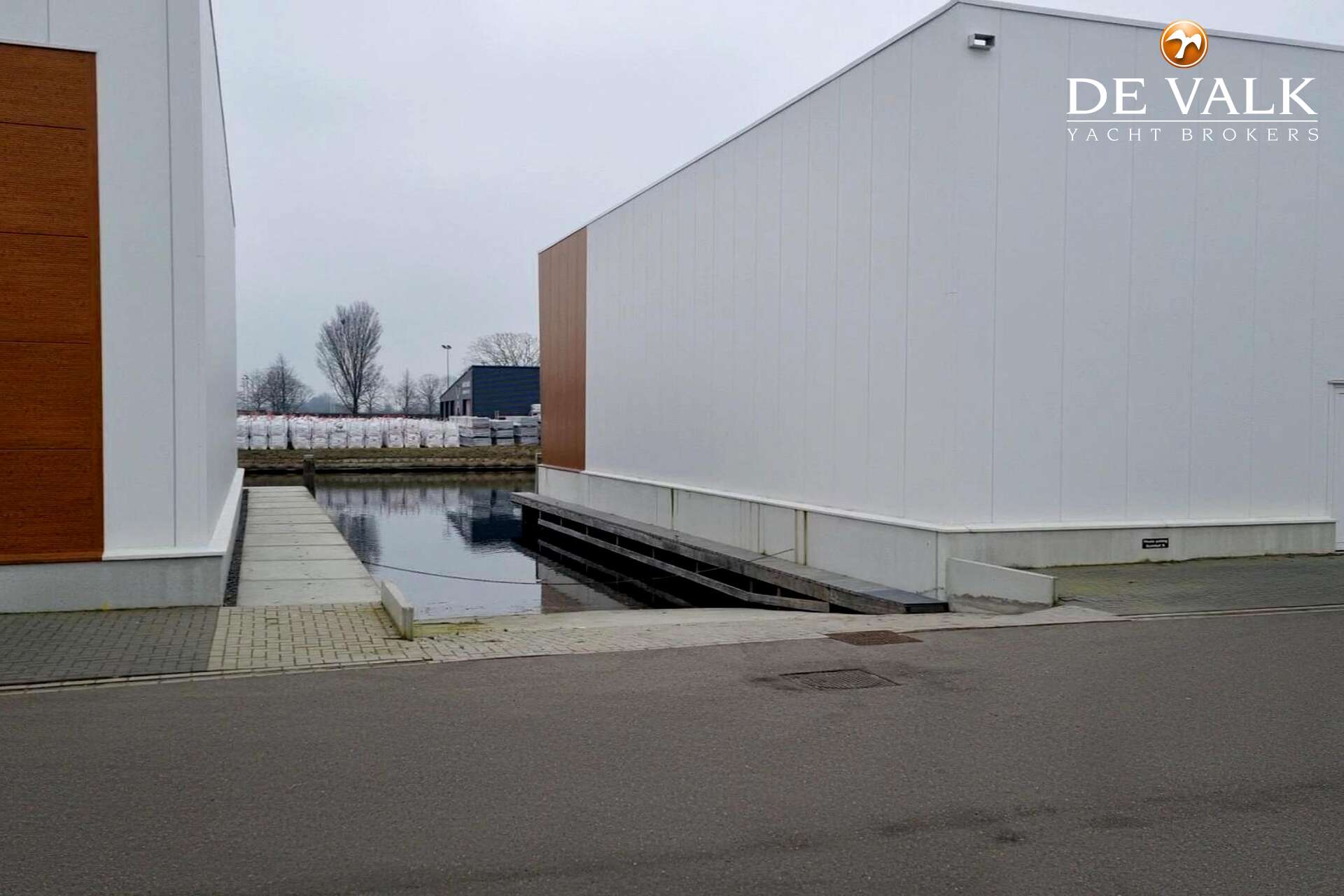 COVERED 22 MTR BERTH INCLUDING STUDIO motor yacht for sale | De Valk ...