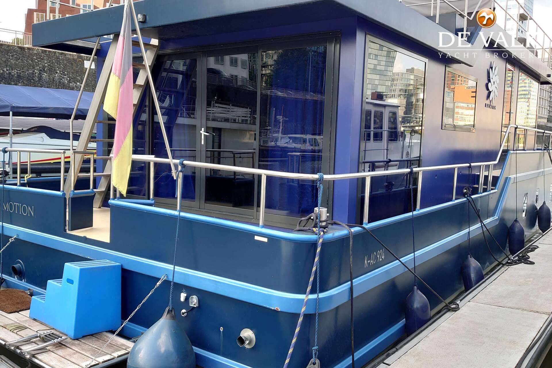 CRUISING HOME TRAVELLER XL motor yacht for sale | De Valk Yacht broker