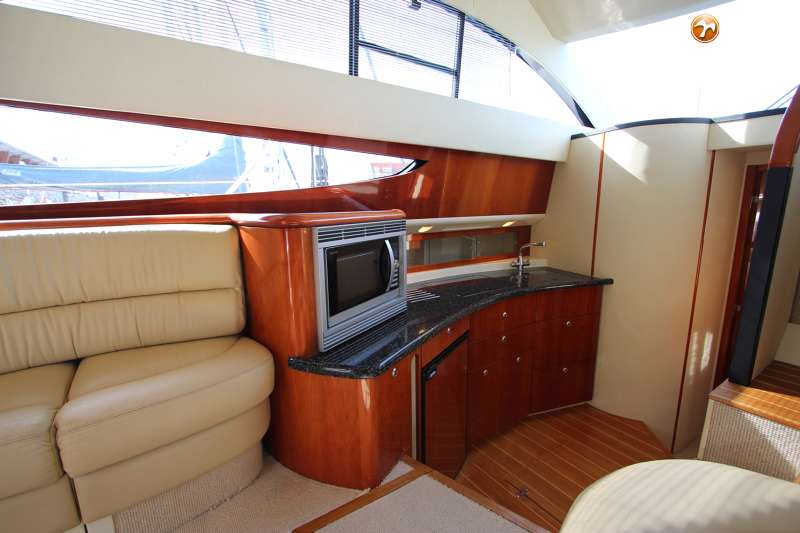 FAIRLINE PHANTOM 40 motor yacht for sale | De Valk Yacht broker