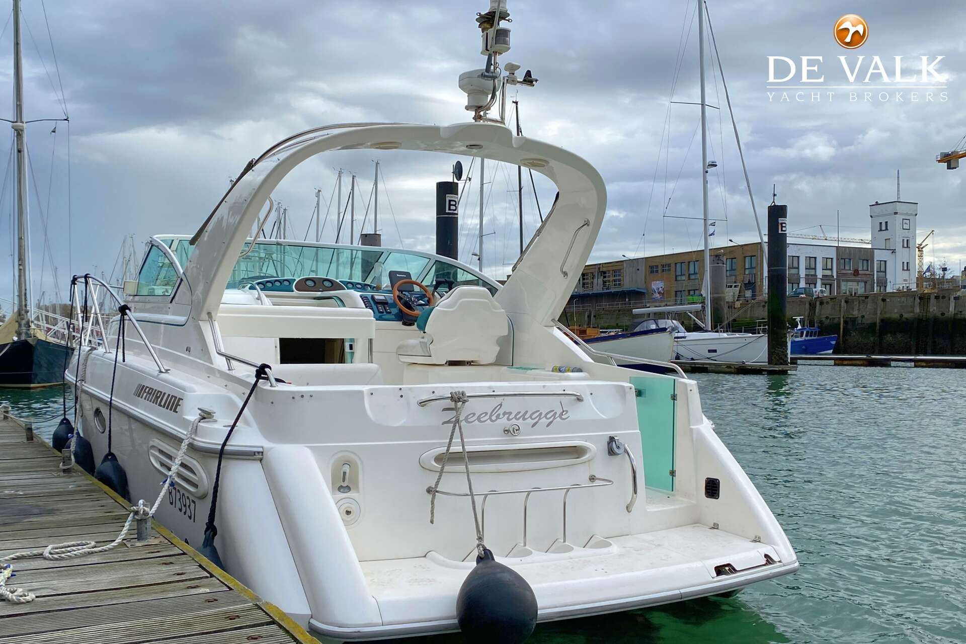FAIRLINE TARGA 28 motor yacht for sale | De Valk Yacht broker