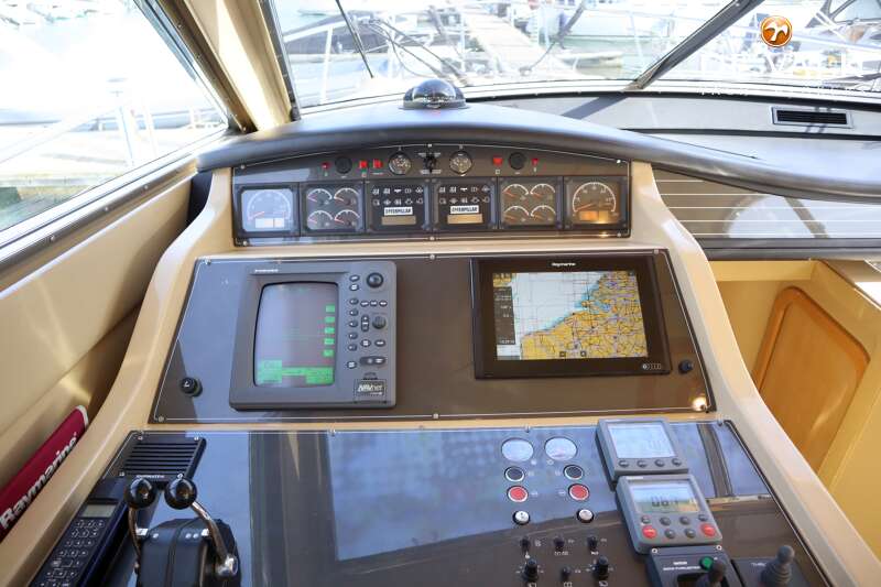 FERRETTI 530 motor yacht for sale | De Valk Yacht broker