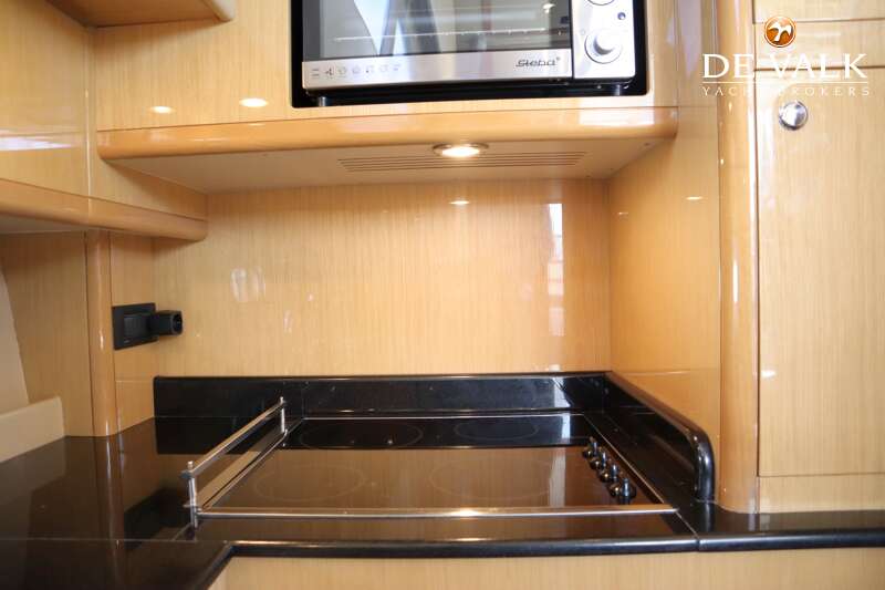 FERRETTI 530 motor yacht for sale | De Valk Yacht broker