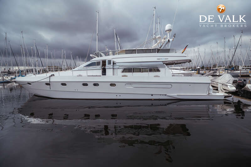 FERRETTI ALTURA 580 motor yacht for sale | De Valk Yacht broker