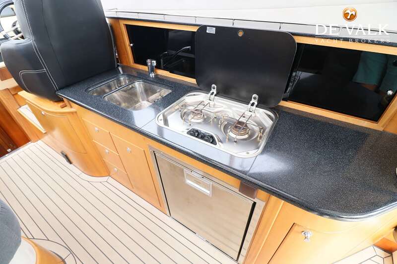 GALEON 330 HT motor yacht for sale | De Valk Yacht broker