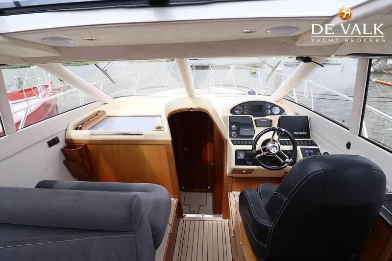 GALEON 330 HT motor yacht for sale | De Valk Yacht broker