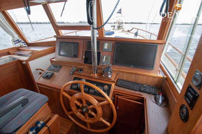 GRAND BANKS 49 CLASSIC motor yacht for sale | De Valk Yacht broker