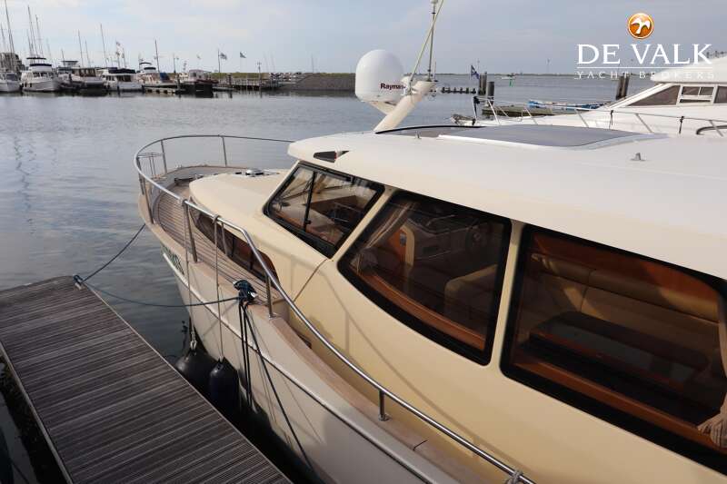 GREENLINE 33 motor yacht for sale | De Valk Yacht broker