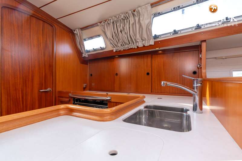 HALLBERG RASSY 412 sailing yacht for sale | De Valk Yacht broker