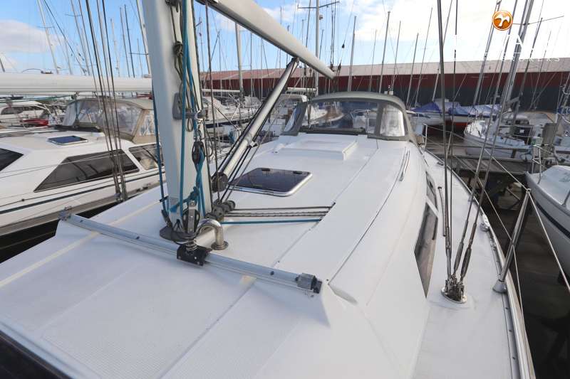 HANSE 370 sailing yacht for sale | De Valk Yacht broker