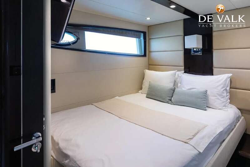 LAZZARA LSX 75 motor yacht for sale | De Valk Yacht broker