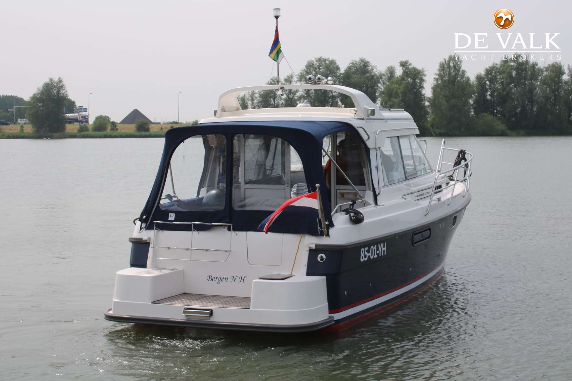 NIMBUS 320 COUPE motor yacht for sale | De Valk Yacht broker