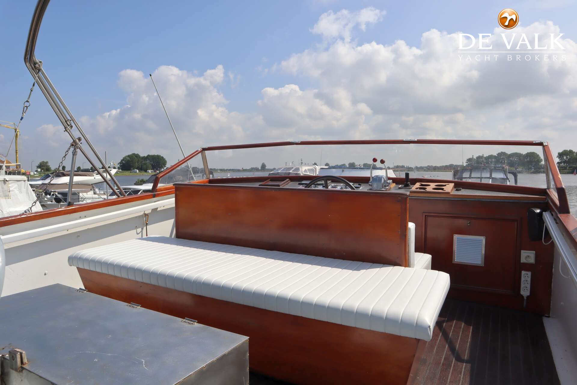 SUCCES BALTIC 42 motor yacht for sale | De Valk Yacht broker