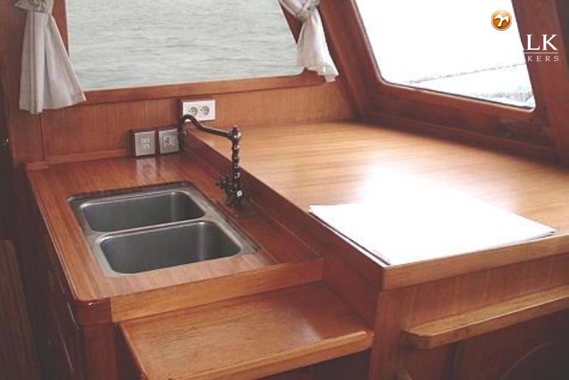 UNIVERSAL TRAWLER SEDAN motor yacht for sale | De Valk Yacht Brokers